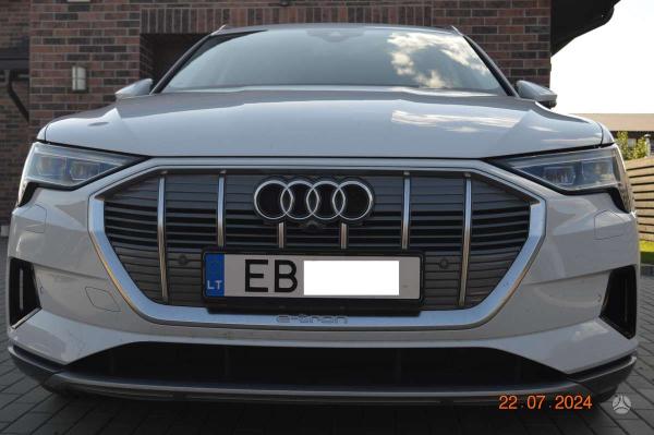 White Audi Q8 e-tron 2020 in Kaunas, with an engine capacity of 0.00 L and mileage of 115 thousand km for 28000 €, photo 1 on AUTOMOTO.COM.LV