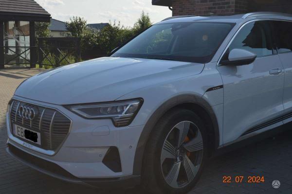 White Audi Q8 e-tron 2020 in Kaunas, with an engine capacity of 0.00 L and mileage of 115 thousand km for 28000 €, photo 2 on AUTOMOTO.COM.LV