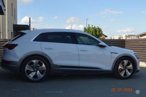White Audi Q8 e-tron 2020 in Kaunas, with an engine capacity of 0.00 L and mileage of 115 thousand km for 28000 €, photo 4 on AUTOMOTO.COM.LV