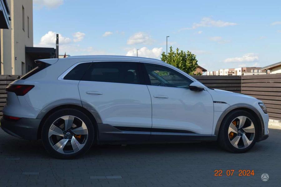 White Audi Q8 e-tron 2020 in Kaunas, with an engine capacity of 0.00 L and mileage of 115 thousand km for 28000 €, photo 4 on AUTOMOTO.COM.LV