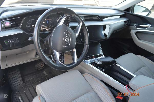 White Audi Q8 e-tron 2020 in Kaunas, with an engine capacity of 0.00 L and mileage of 115 thousand km for 28000 €, photo 4 on AUTOMOTO.COM.LV