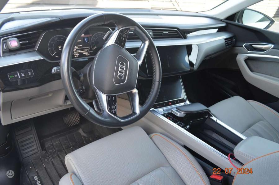White Audi Q8 e-tron 2020 in Kaunas, with an engine capacity of 0.00 L and mileage of 115 thousand km for 28000 €, photo 5 on AUTOMOTO.COM.LV