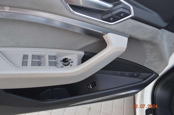 White Audi Q8 e-tron 2020 in Kaunas, with an engine capacity of 0.00 L and mileage of 115 thousand km for 28000 €, photo 5 on AUTOMOTO.COM.LV