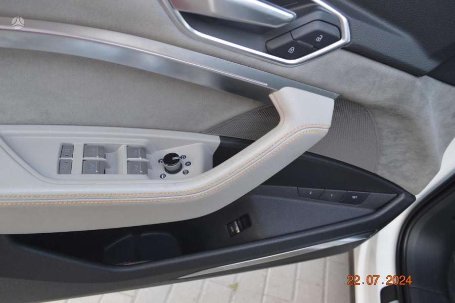 White Audi Q8 e-tron 2020 in Kaunas, with an engine capacity of 0.00 L and mileage of 115 thousand km for 28000 €, photo 6 on AUTOMOTO.COM.LV