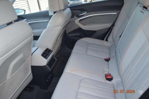 White Audi Q8 e-tron 2020 in Kaunas, with an engine capacity of 0.00 L and mileage of 115 thousand km for 28000 €, photo 10 on AUTOMOTO.COM.LV