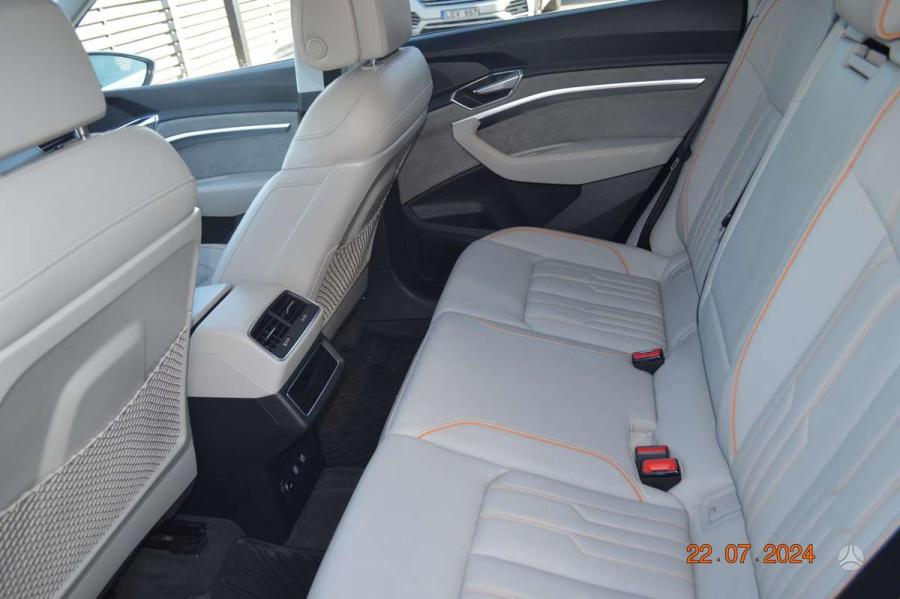White Audi Q8 e-tron 2020 in Kaunas, with an engine capacity of 0.00 L and mileage of 115 thousand km for 28000 €, photo 10 on AUTOMOTO.COM.LV