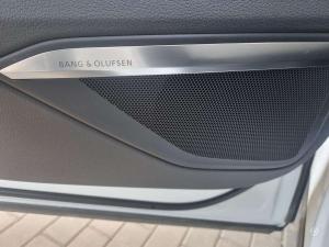 White Audi Q8 e-tron 2020 in Kaunas, with an engine capacity of 0.00 L and mileage of 115 thousand km for 28000 €, photo 18 on AUTOMOTO.COM.LV