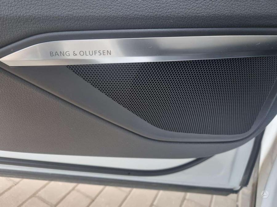 White Audi Q8 e-tron 2020 in Kaunas, with an engine capacity of 0.00 L and mileage of 115 thousand km for 28000 €, photo 18 on AUTOMOTO.COM.LV
