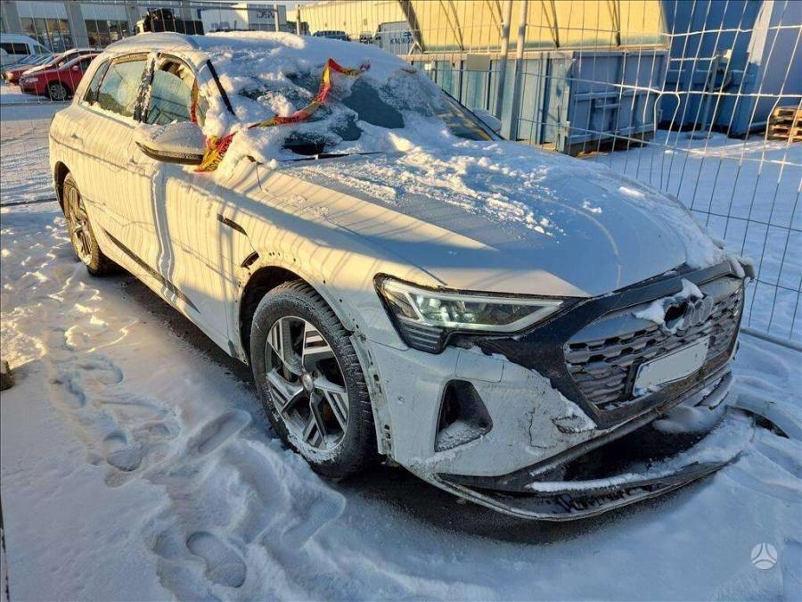 White Audi Q8 e-tron 2023 in Vilnius, with an engine capacity of 0.00 L and mileage of 77 thousand km for 26200 €, photo 1 on AUTOMOTO.COM.LV