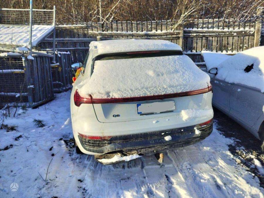 White Audi Q8 e-tron 2023 in Vilnius, with an engine capacity of 0.00 L and mileage of 77 thousand km for 26200 €, photo 4 on AUTOMOTO.COM.LV