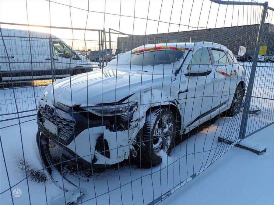 White Audi Q8 e-tron 2023 in Vilnius, with an engine capacity of 0.00 L and mileage of 77 thousand km for 26200 €, photo 6 on AUTOMOTO.COM.LV