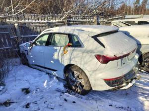 White Audi Q8 e-tron 2023 in Vilnius, with an engine capacity of 0.00 L and mileage of 77 thousand km for 26200 €, photo 7 on AUTOMOTO.COM.LV