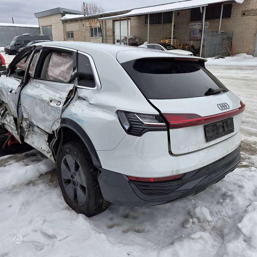 White Audi Q8 e-tron 2023 in Taurage, with an engine capacity of 0.00 L and mileage of 85 thousand km for 12645 €, photo 3 on AUTOMOTO.COM.LV