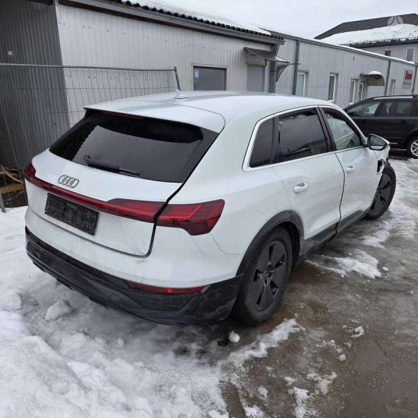 White Audi Q8 e-tron 2023 in Taurage, with an engine capacity of 0.00 L and mileage of 85 thousand km for 12645 €, photo 4 on AUTOMOTO.COM.LV
