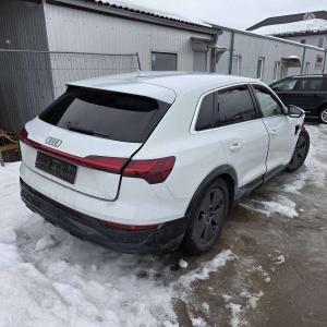 White Audi Q8 e-tron 2023 in Taurage, with an engine capacity of 0.00 L and mileage of 85 thousand km for 12645 €, photo 4 on AUTOMOTO.COM.LV