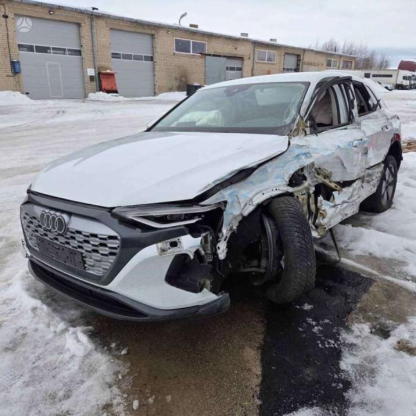 White Audi Q8 e-tron 2023 in Taurage, with an engine capacity of 0.00 L and mileage of 85 thousand km for 12645 €, photo 5 on AUTOMOTO.COM.LV
