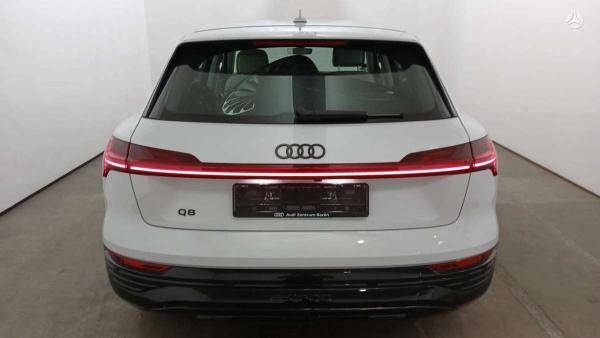 Balts Audi Q8 e-tron 2023 Šauļi, ar dzinēja tilpumu 0.00 L un nobraukumu 30 tūkst. km par 50990 €, foto 6 vietnē AUTOMOTO.COM.LV