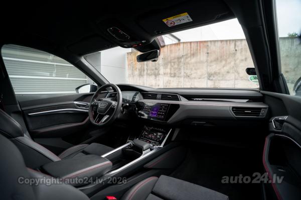 Белый Ауди Q8 e-tron 2023 в Тарту, объемом двигателя 0.00 л и пробегом 70 тыс. км за 49900 €, фото 3 на AUTOMOTO.COM.LV