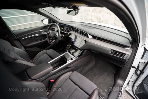 Белый Ауди Q8 e-tron 2023 в Тарту, объемом двигателя 0.00 л и пробегом 70 тыс. км за 49900 €, фото 4 на AUTOMOTO.COM.LV