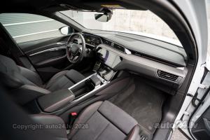 Balts Audi Q8 e-tron 2023 Tartu, ar dzinēja tilpumu 0.00 L un nobraukumu 70 tūkst. km par 49900 €, foto 5 vietnē AUTOMOTO.COM.LV