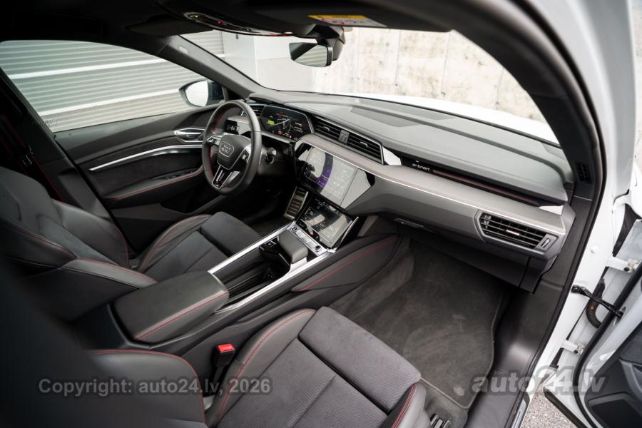 Balts Audi Q8 e-tron 2023 Tartu, ar dzinēja tilpumu 0.00 L un nobraukumu 70 tūkst. km par 49900 €, foto 5 vietnē AUTOMOTO.COM.LV