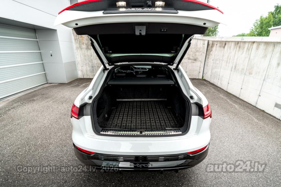 Balts Audi Q8 e-tron 2023 Tartu, ar dzinēja tilpumu 0.00 L un nobraukumu 70 tūkst. km par 49900 €, foto 8 vietnē AUTOMOTO.COM.LV