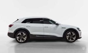 Balts Audi Q8 e-tron 2023 Viļņa, ar dzinēja tilpumu 0.00 L un nobraukumu 97 tūkst. km par 40000 €, foto 3 vietnē AUTOMOTO.COM.LV