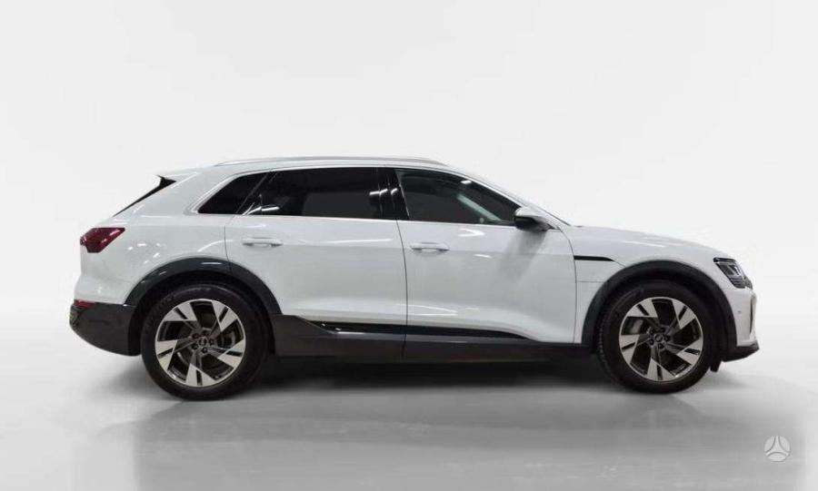 Balts Audi Q8 e-tron 2023 Viļņa, ar dzinēja tilpumu 0.00 L un nobraukumu 97 tūkst. km par 40000 €, foto 3 vietnē AUTOMOTO.COM.LV