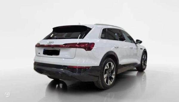 Audi Q8 e-tron 2023 in Vilnius on AUTOMOTO.COM.LV White Audi Q8 e-tron 2023 in Vilnius, with an engine capacity of 0.00 L and mileage of 97 thousand km for 40000 €, photo 4 on AUTOMOTO.COM.LV