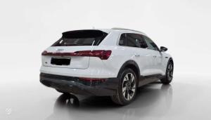 Balts Audi Q8 e-tron 2023 Viļņa, ar dzinēja tilpumu 0.00 L un nobraukumu 97 tūkst. km par 40000 €, foto 4 vietnē AUTOMOTO.COM.LV