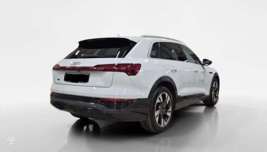 Balts Audi Q8 e-tron 2023 Viļņa, ar dzinēja tilpumu 0.00 L un nobraukumu 97 tūkst. km par 40000 €, foto 4 vietnē AUTOMOTO.COM.LV