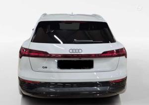 Balts Audi Q8 e-tron 2023 Viļņa, ar dzinēja tilpumu 0.00 L un nobraukumu 97 tūkst. km par 40000 €, foto 5 vietnē AUTOMOTO.COM.LV