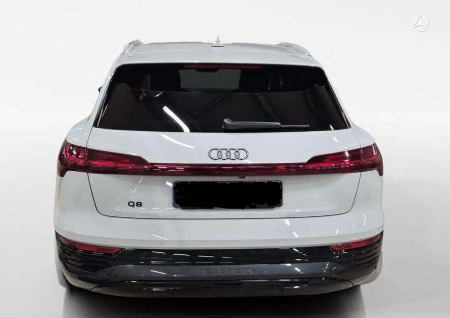 Balts Audi Q8 e-tron 2023 Viļņa, ar dzinēja tilpumu 0.00 L un nobraukumu 97 tūkst. km par 40000 €, foto 5 vietnē AUTOMOTO.COM.LV