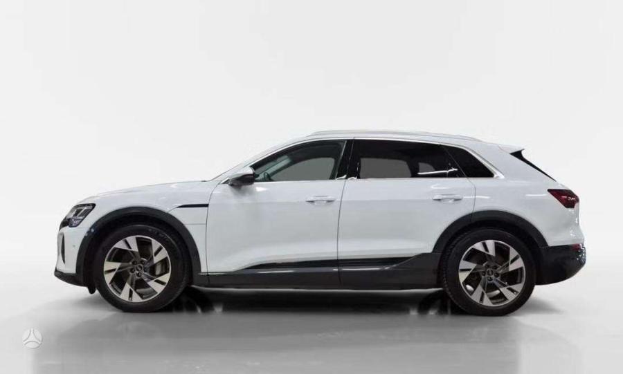 Balts Audi Q8 e-tron 2023 Viļņa, ar dzinēja tilpumu 0.00 L un nobraukumu 97 tūkst. km par 40000 €, foto 6 vietnē AUTOMOTO.COM.LV