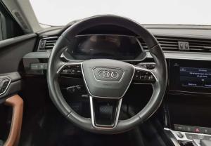 Balts Audi Q8 e-tron 2023 Viļņa, ar dzinēja tilpumu 0.00 L un nobraukumu 97 tūkst. km par 40000 €, foto 8 vietnē AUTOMOTO.COM.LV
