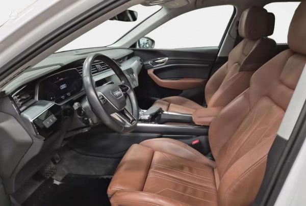 Audi Q8 e-tron 2023 in Vilnius on AUTOMOTO.COM.LV White Audi Q8 e-tron 2023 in Vilnius, with an engine capacity of 0.00 L and mileage of 97 thousand km for 40000 €, photo 9 on AUTOMOTO.COM.LV