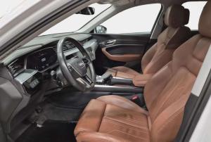 Balts Audi Q8 e-tron 2023 Viļņa, ar dzinēja tilpumu 0.00 L un nobraukumu 97 tūkst. km par 40000 €, foto 9 vietnē AUTOMOTO.COM.LV