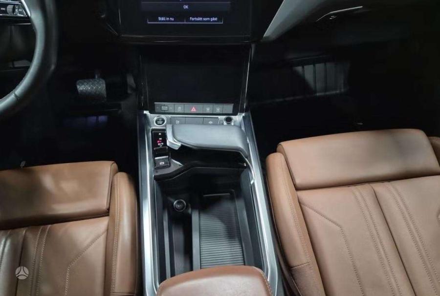 Balts Audi Q8 e-tron 2023 Viļņa, ar dzinēja tilpumu 0.00 L un nobraukumu 97 tūkst. km par 40000 €, foto 12 vietnē AUTOMOTO.COM.LV