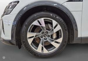 Balts Audi Q8 e-tron 2023 Viļņa, ar dzinēja tilpumu 0.00 L un nobraukumu 97 tūkst. km par 40000 €, foto 15 vietnē AUTOMOTO.COM.LV