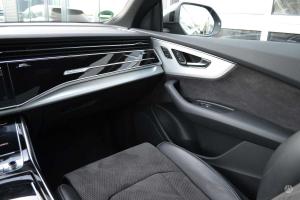 Серый Ауди Q8 2019 в Вильнюс, объемом двигателя 2.97 л и пробегом 120 тыс. км за 47000 €, фото 46 на AUTOMOTO.COM.LV