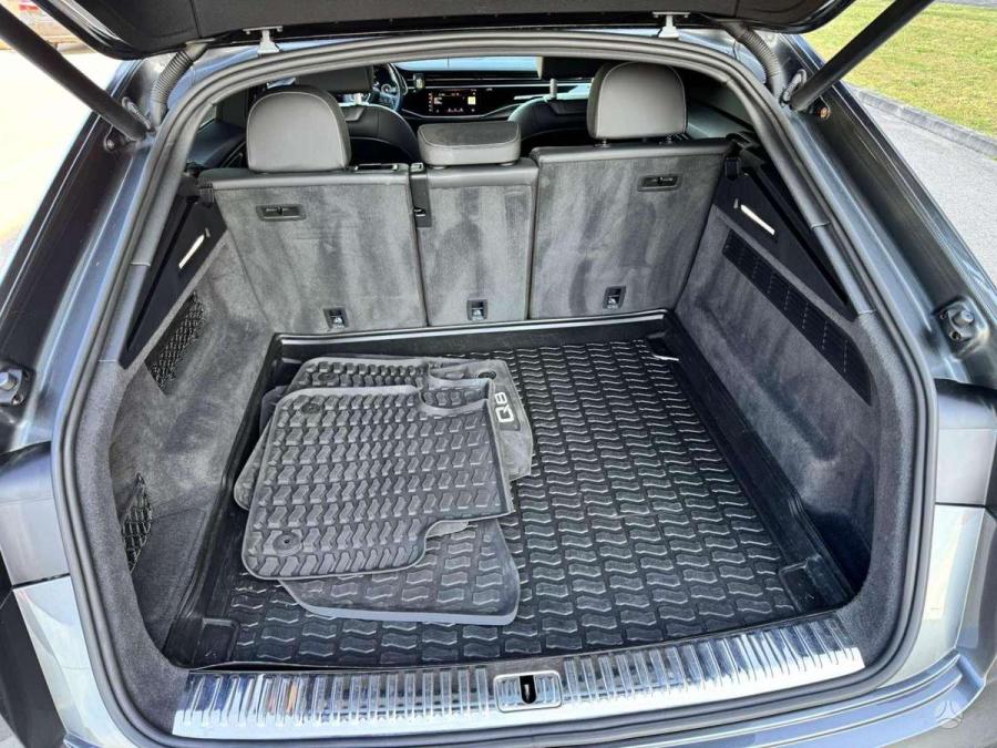 Pelēks Audi Q8 2020 Prienai, ar dzinēja tilpumu 3.00 L un nobraukumu 134 tūkst. km par 38399 €, foto 20 vietnē AUTOMOTO.COM.LV