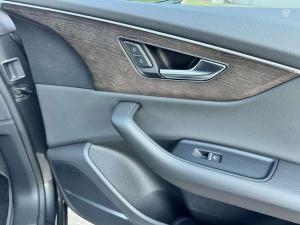 Pelēks Audi Q8 2020 Prienai, ar dzinēja tilpumu 3.00 L un nobraukumu 134 tūkst. km par 38399 €, foto 26 vietnē AUTOMOTO.COM.LV