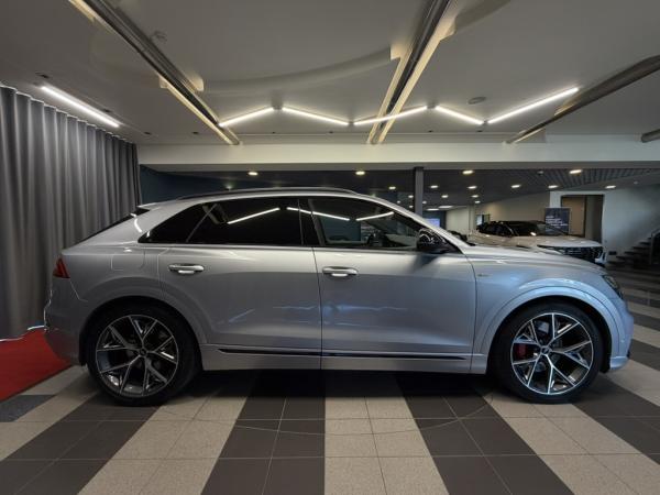 Grey Audi Q8 2022 in Riga, with an engine capacity of 3.00 L and mileage of 186 thousand km for 47990 €, photo 3 on AUTOMOTO.COM.LV