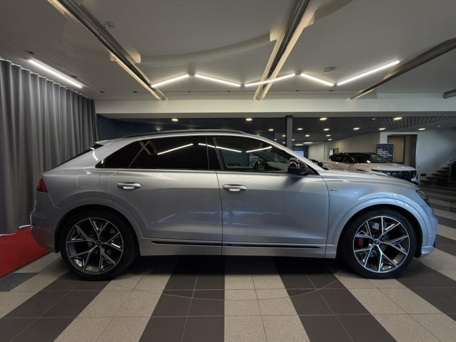 Pelēks Audi Q8 2022 Rīga, ar dzinēja tilpumu 3.00 L un nobraukumu 186 tūkst. km par 47990 €, foto 4 vietnē AUTOMOTO.COM.LV