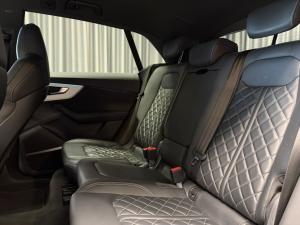 Pelēks Audi Q8 2022 Rīga, ar dzinēja tilpumu 3.00 L un nobraukumu 186 tūkst. km par 47990 €, foto 21 vietnē AUTOMOTO.COM.LV