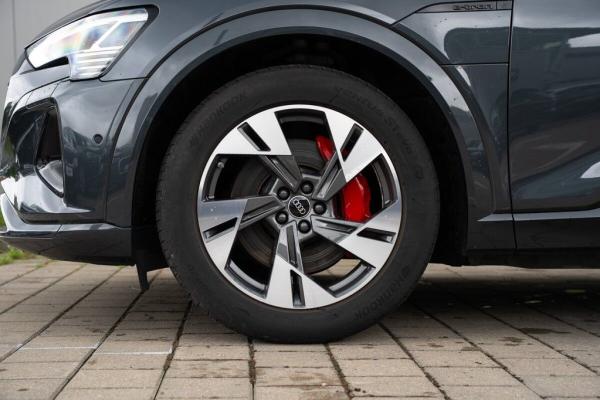 Grey Audi Q8 2023 in Vilnius, with an engine capacity of 0.00 L and mileage of 59 thousand km for 46750 €, photo 6 on AUTOMOTO.COM.LV