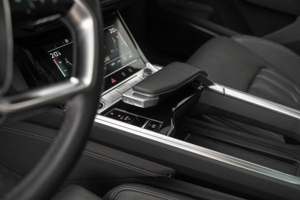 Grey Audi Q8 2023 in Vilnius, with an engine capacity of 0.00 L and mileage of 59 thousand km for 46750 €, photo 10 on AUTOMOTO.COM.LV