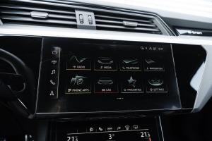 Pelēks Audi Q8 2024 Mārupe, ar dzinēja tilpumu 0.00 L un nobraukumu 73 tūkst. km par 64100 €, foto 24 vietnē AUTOMOTO.COM.LV
