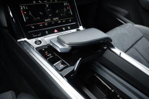 Pelēks Audi Q8 2024 Mārupe, ar dzinēja tilpumu 0.00 L un nobraukumu 73 tūkst. km par 64100 €, foto 33 vietnē AUTOMOTO.COM.LV