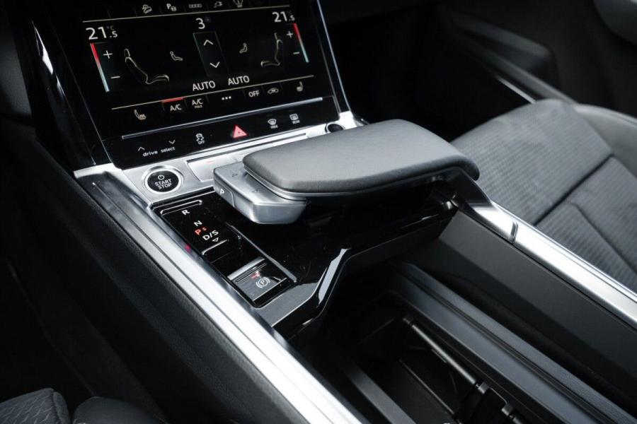 Pelēks Audi Q8 2024 Mārupe, ar dzinēja tilpumu 0.00 L un nobraukumu 73 tūkst. km par 64100 €, foto 33 vietnē AUTOMOTO.COM.LV